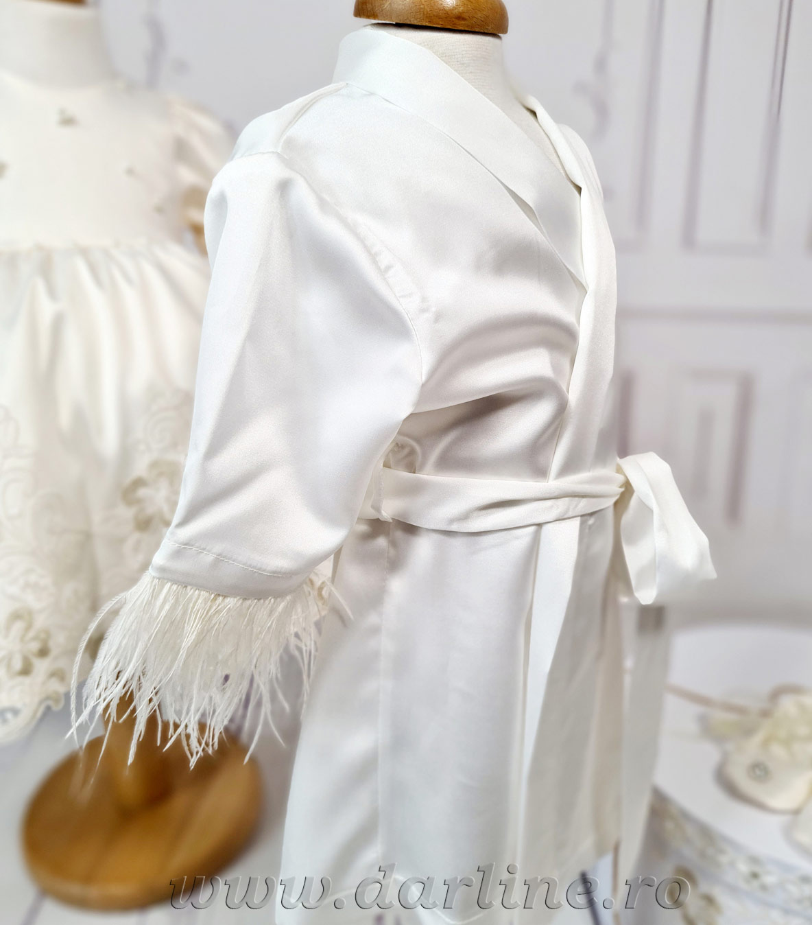 Lidia, trusou complet cu lumanare si halat matase botez fetite